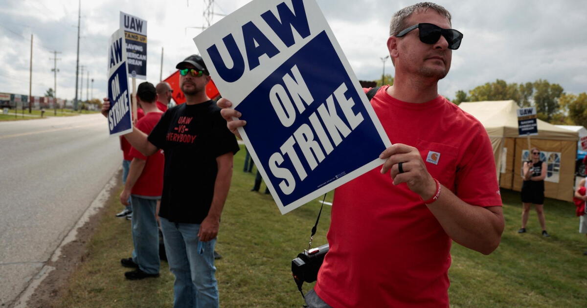 Watch News Wrap: UAW strike expands to more Ford and GM plants | PBS ...